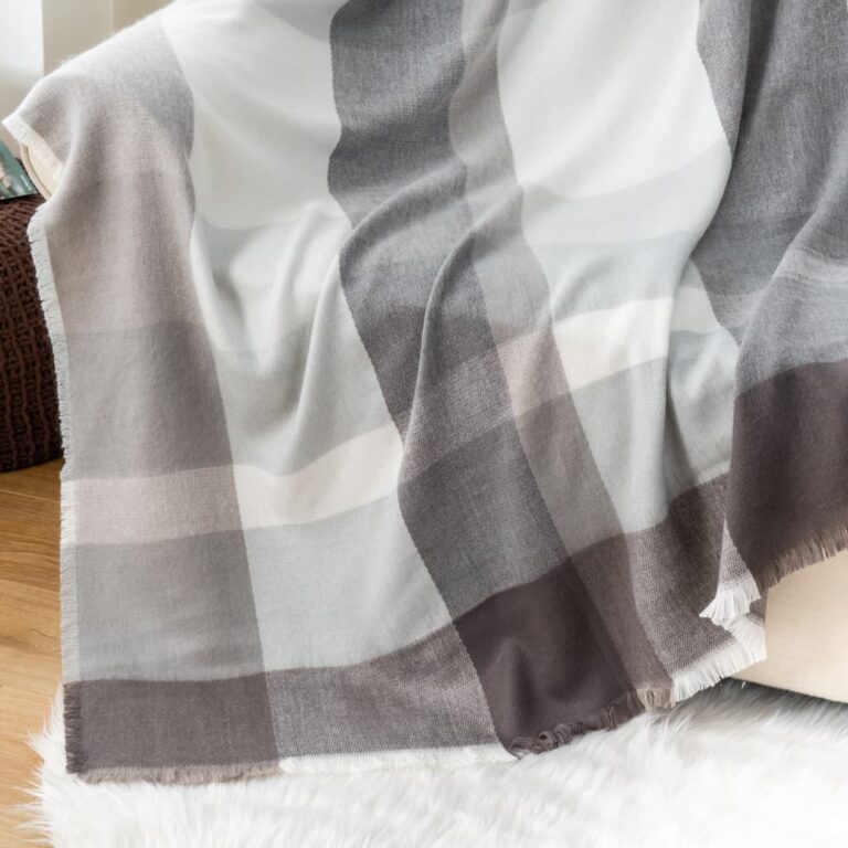 Off-price Checkered Woven Throw - to the trade only & low MOQ